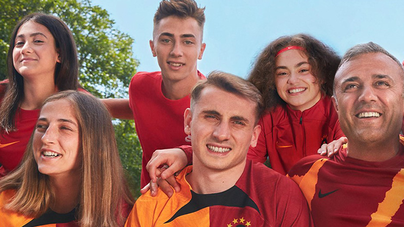 Galatasaray 2022-2023 iç saha formasını tanıttı; işte yeni sezon forma ...
