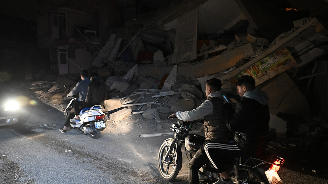 Hatay'ın Defne ilçesinde 6,4, Samandağ ilçesinde 5,8 büyüklüğünde iki ...