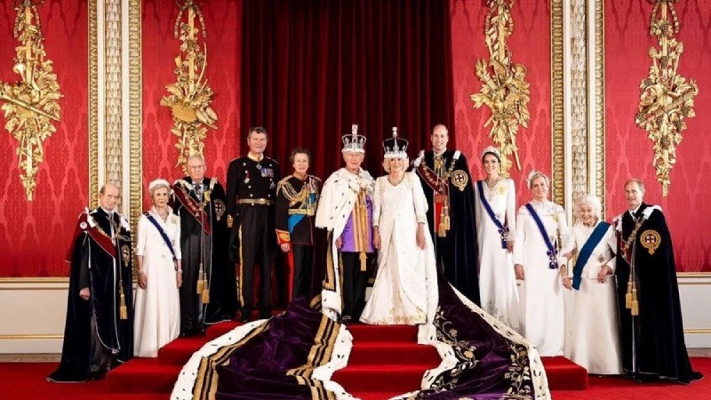 Kral Charles ve Kraliçe Camilla'nın resmî kraliyet portreleri ...