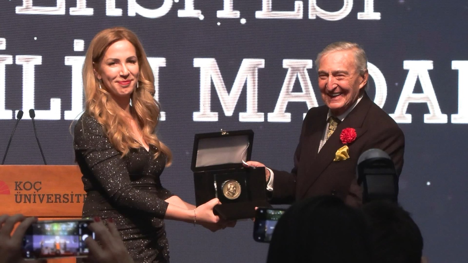 Koç Üniversitesi Rahmi Koç Madalyası Prof. Dr. Ayşe Zarakol'a verildi Koç Üniversitesi Rahmi Koç Madalyası Prof. Dr. Ayşe Zarakol'a verildi