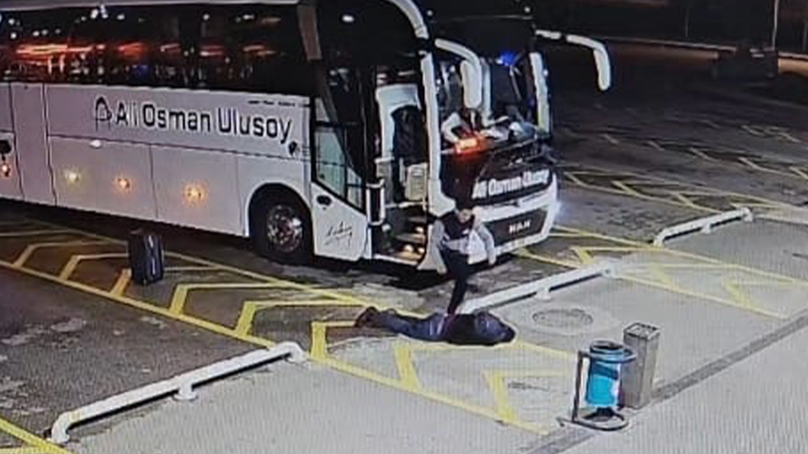 Çorum'da bir yolcunun otobüs muavini tarafından darbedildiği anlar kamerada