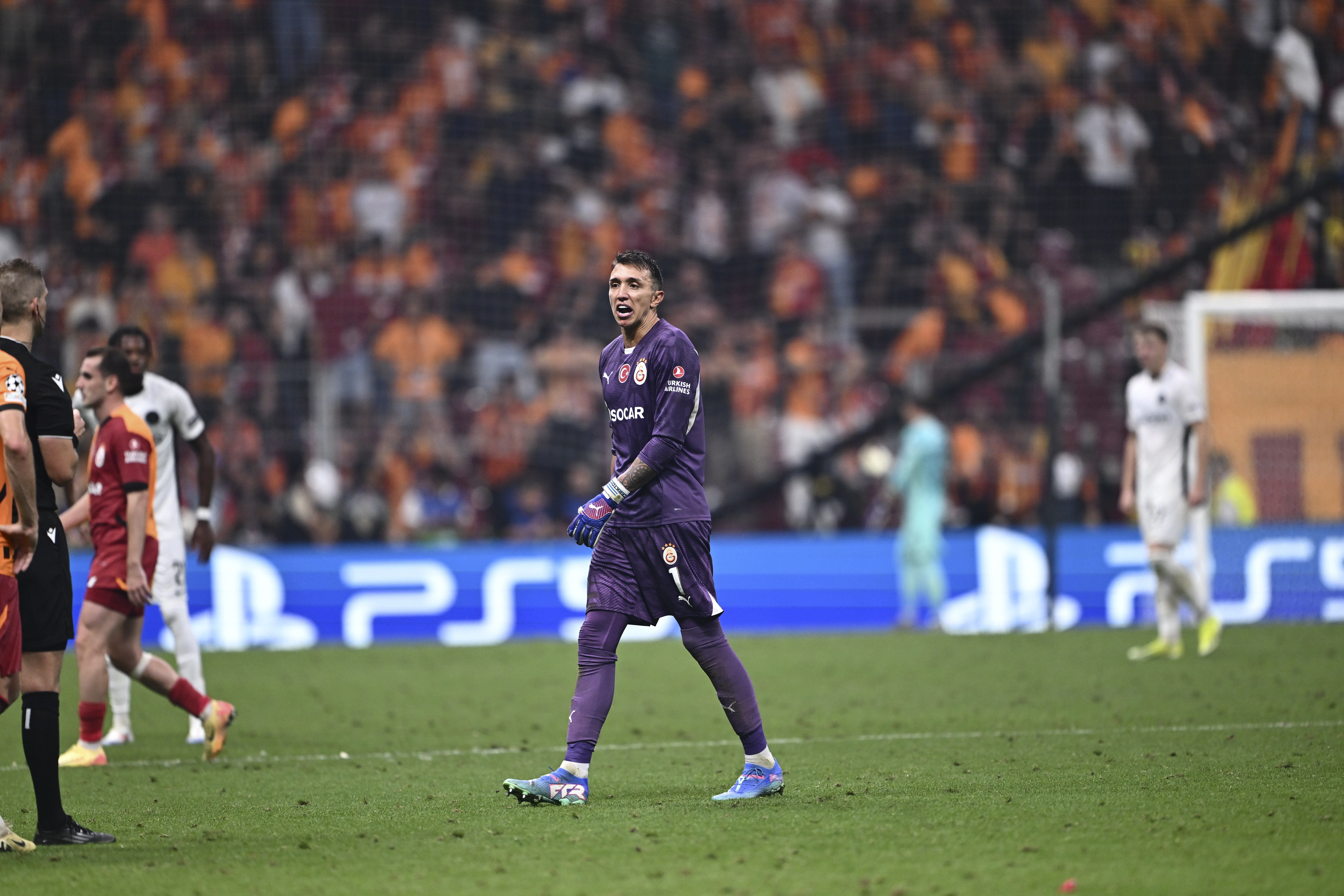 Muslera'nın Virginius'a tekmesi dünya basınında: "Korkunç", "zirvedeki ...