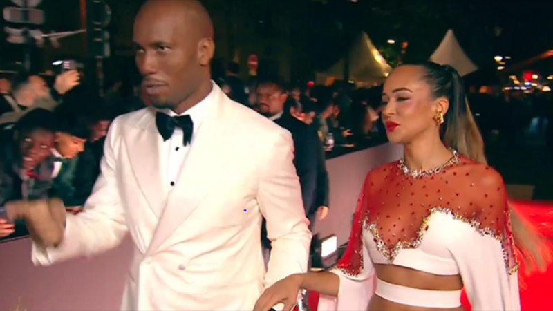 Drogba, sevgilisiyle geldiği törende karısını görünce onun yanına mı geçti?