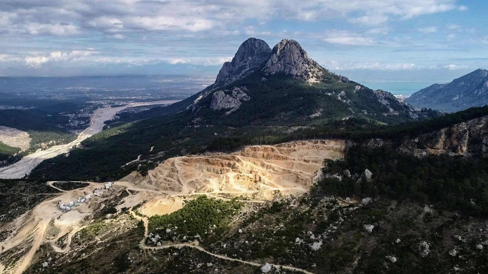Tarihi mağaranın sınırına dayanan kalker ocağının genişleme talebine ret