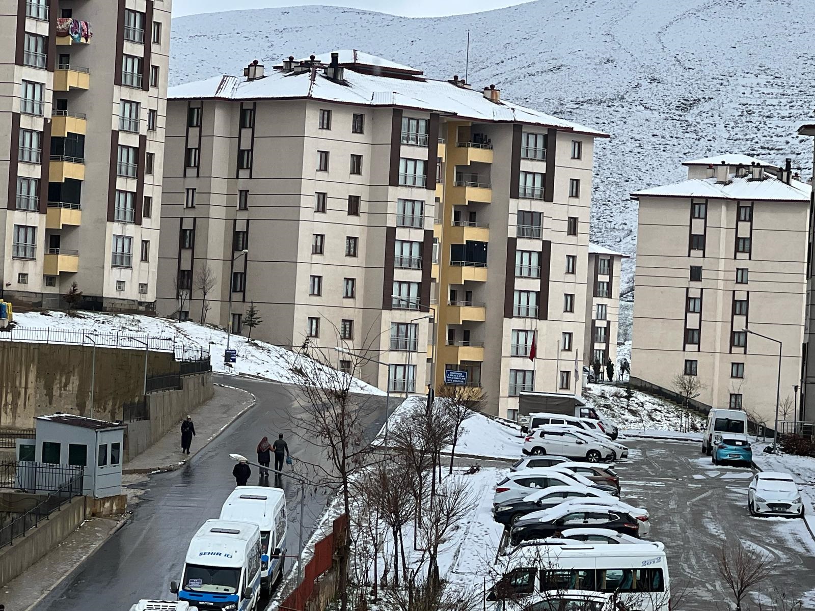 Yüksekova'da kar yağışı: Köy yolları kapandı