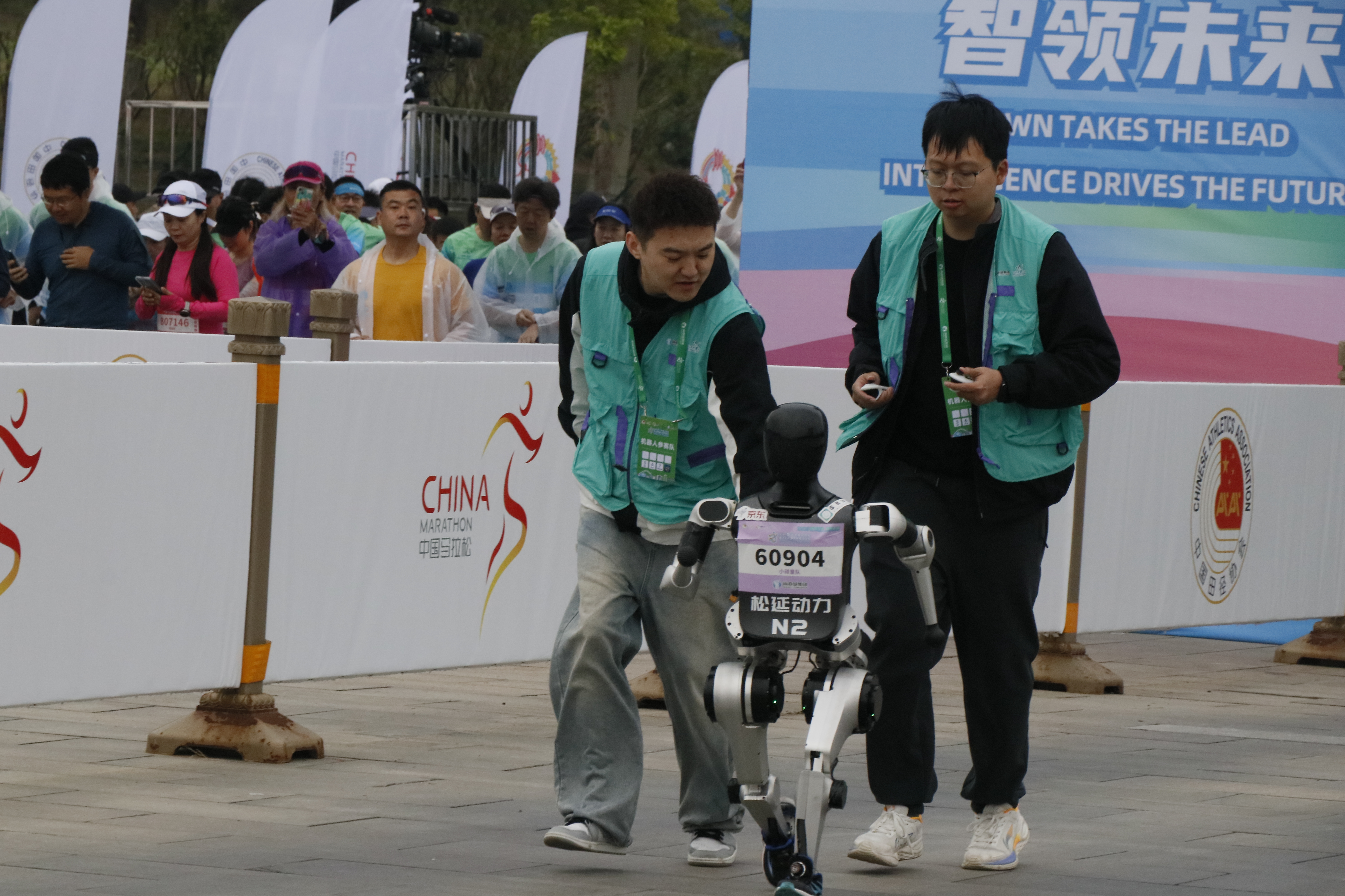 Dünyanın ilk insan ve robot yarı maratonu Pekin'de: İnsansı robotlar ...