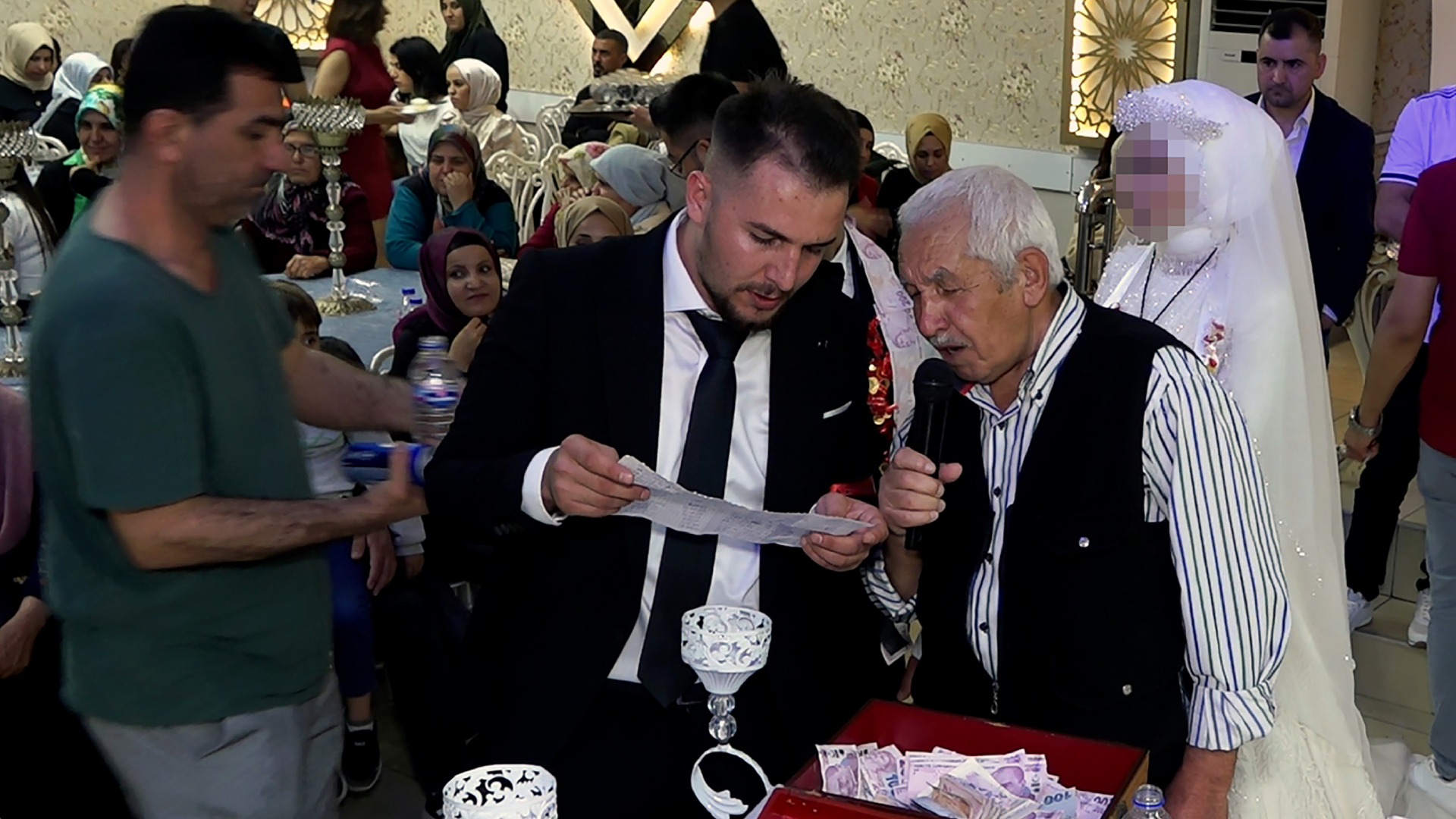 Davetli gibi gittiği iki düğünde gelin ve damada su ikram etti; takı ...