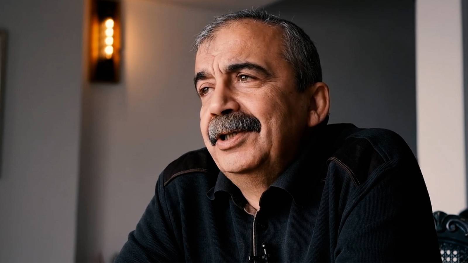 Gençliğinden oyunculuğuna, ailesinden siyasetçiliğine: Sırrı Süreyya ...