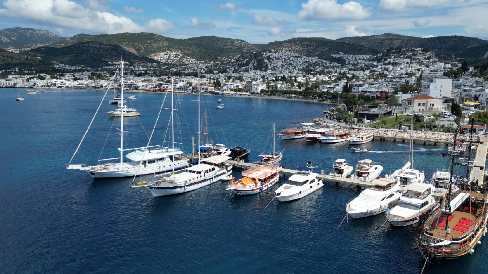 Bodrum'da mavi yolculuk sezonu başladı: Turistler guletlerle düzenlenen ...