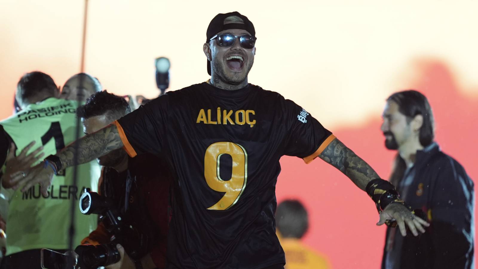 Icardi, bu yıl da "Ali Koç" yazan forma giyip şampiyonluk kutladı ...