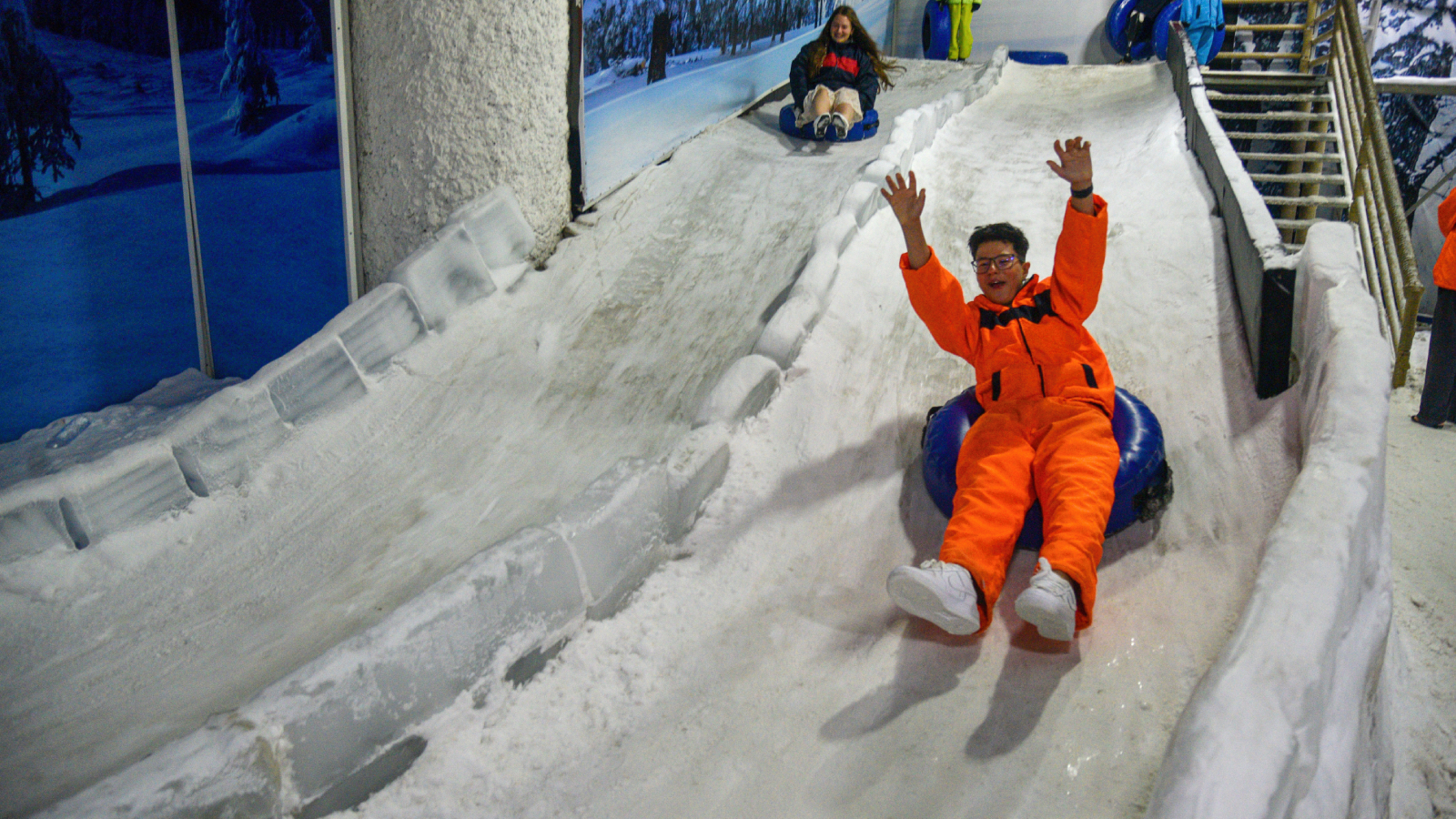 Antalya'da 40 derece sıcaktan bunalanlar, eksi 2 derecelik 'kar odası'nda serinliyor