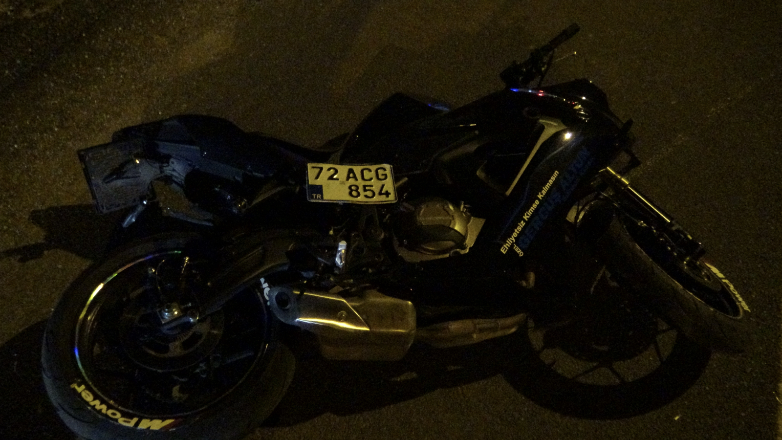 Aydınlatma direğine çarpan motosiklet sürücüsünün bacağı koptu!