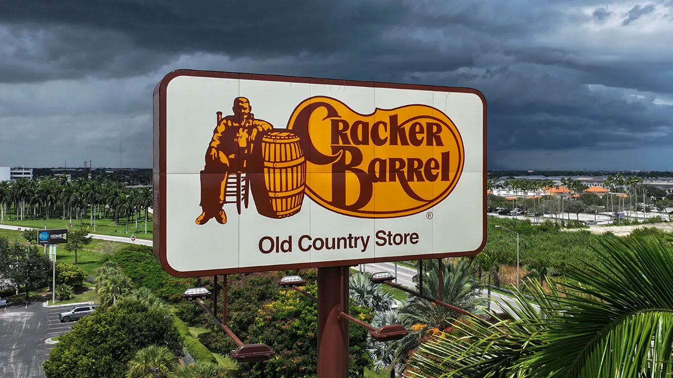 Ünlü restoran zinciri geleneksel logosunu değiştirmek istedi: Trump ...