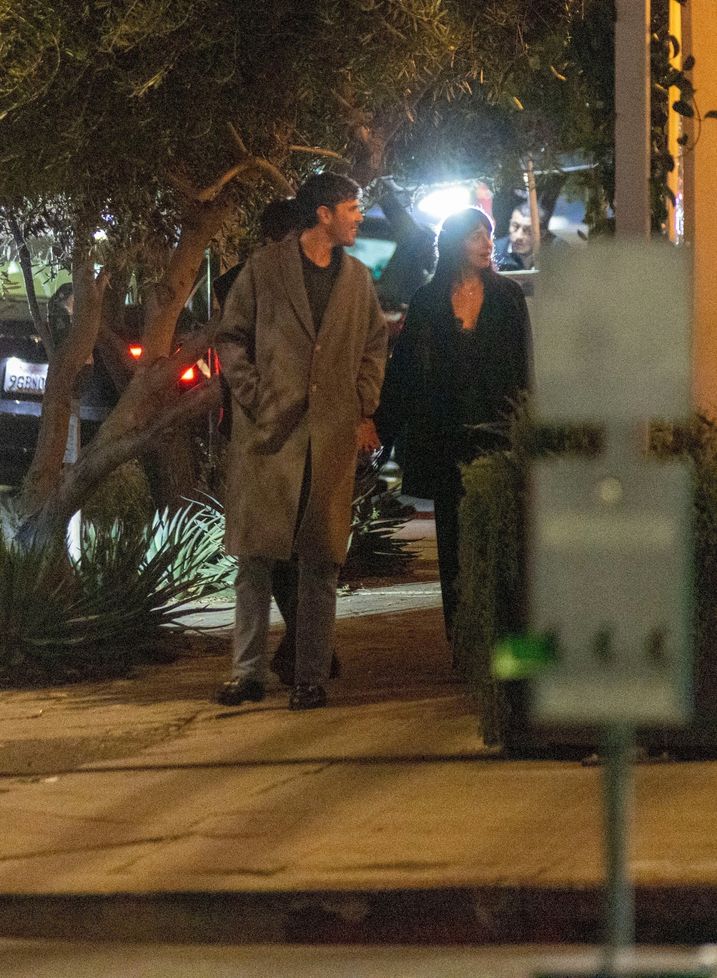 Dakota Johnson yeni sevgilisi Role Model'le yeni bir aşka yelken açtı ...