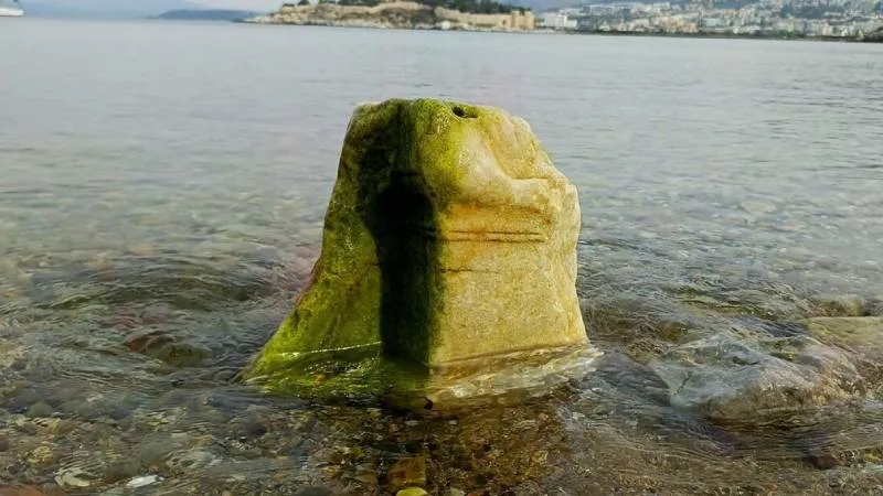 Kuşadası’nda deniz suyu çekildi, Roma dönemine ait mermer kaide ortaya ...