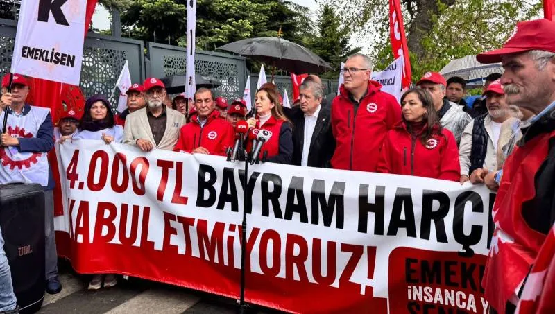DİSK, Çalışma Bakanlığı'nın önünden seslendi: 4 bin TL bayram ...