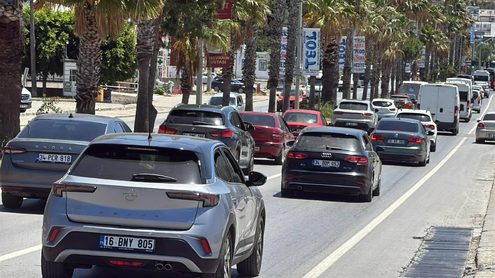 Bodrum'da bayram dönüşü yoğunluğu: Son 36 saatte 25 binden fazla araç ...