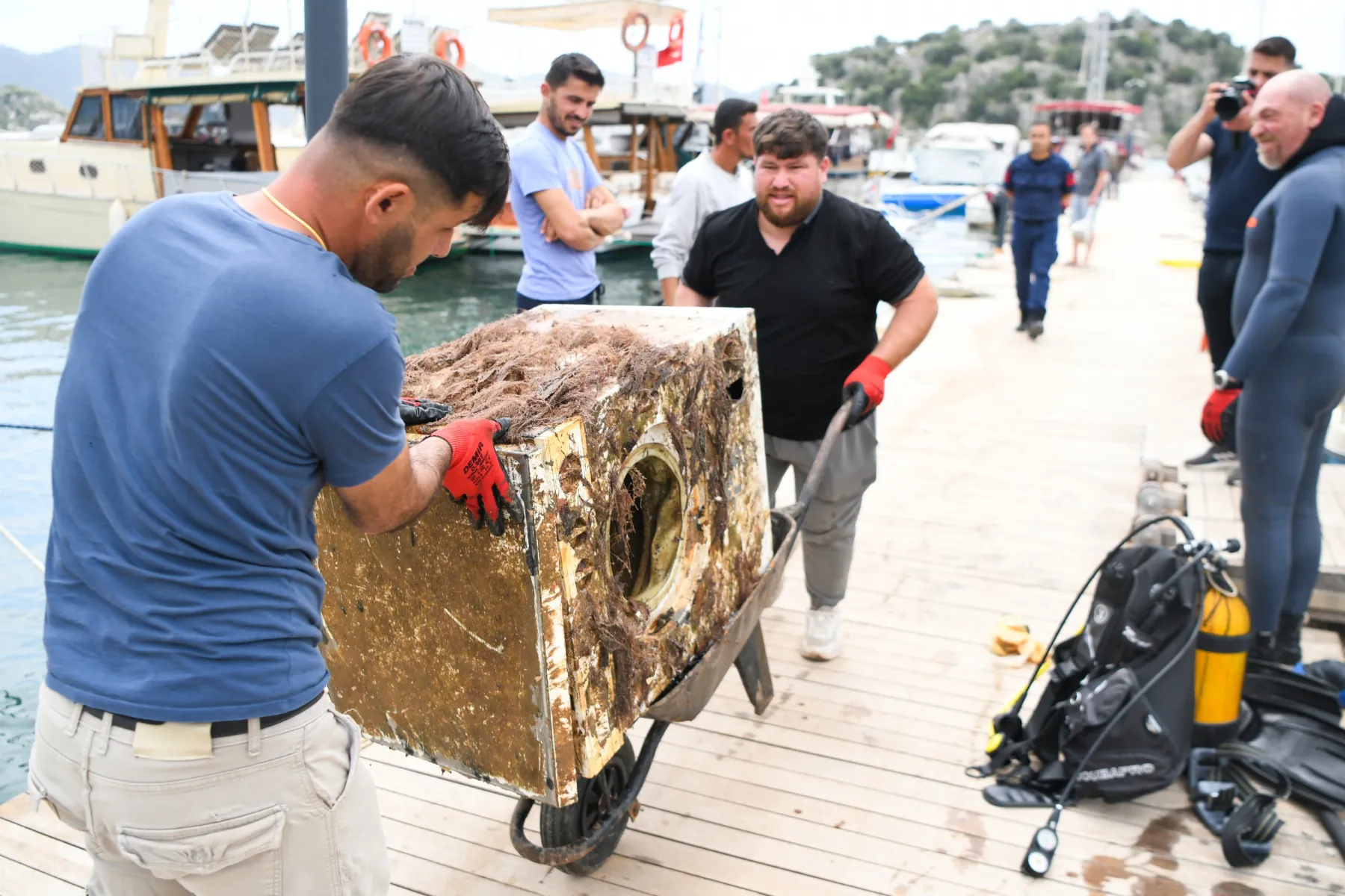 Antalya'da denizden çıkanlar şaşırttı: Çamaşır makinesi, çanak anten ...