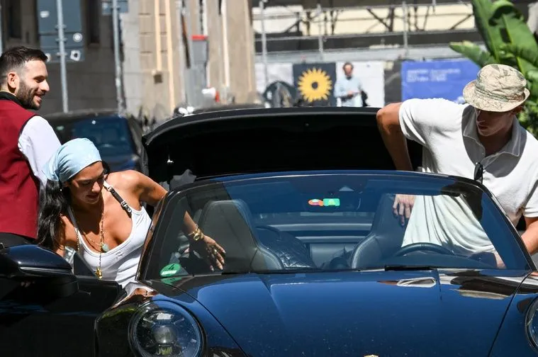 Dua Lipa ve Callum Turner Roma'da balayında