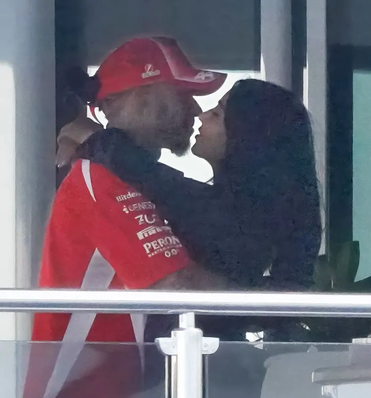 Kim Kardashian'dan Lewis Hamilton'a kutlama öpücüğü